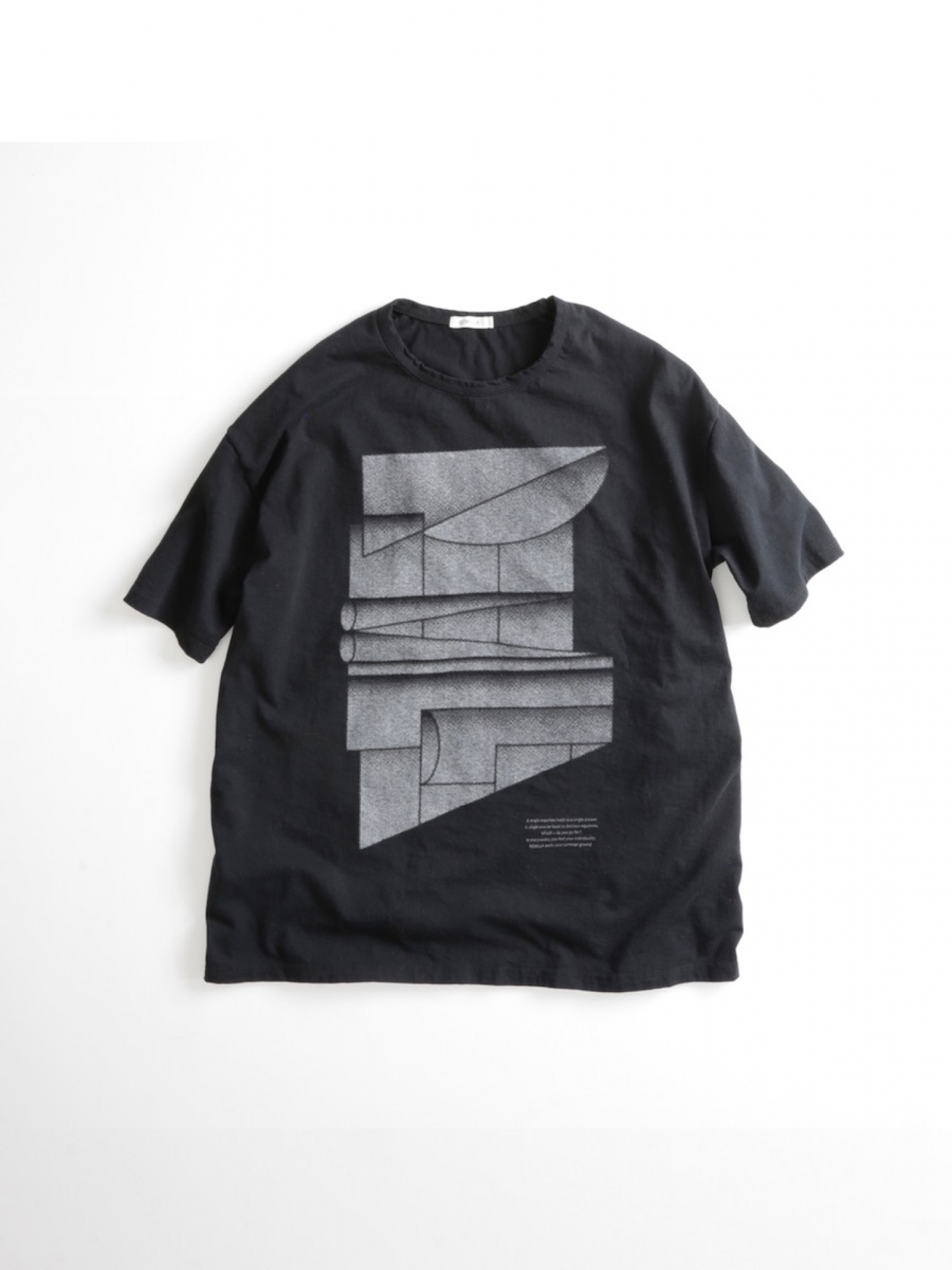 remilla TYPEFACE TEE / ブラック | FLATBUSH（フラットブッシュ）公式オンラインサイト